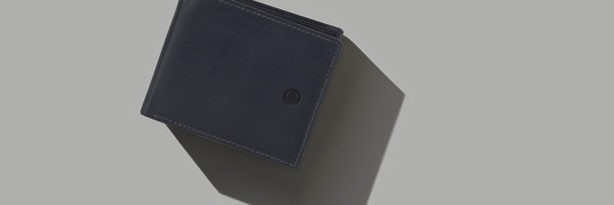 Men’s Wallets | Clean Shapes & Everyday Ease